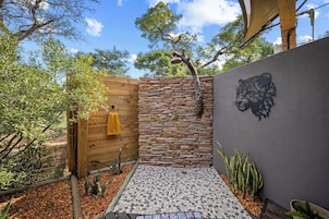 Barraca, vista para o jardim | Chuveiro