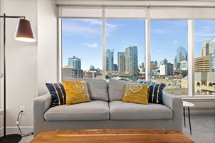 Apartamento luxo, 2 quartos, para não fumantes, vista para a cidade | Área de estar | TV de tela plana 43 polegadas com canais a cabo, TV, Netflix
