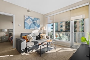 Apartamento Superior, 2 quartos, 2 casas de banho, Vista para a cidade | Sala de estar | Televisor de ecrã plano de 43 polegadas com canais digitais, televisor