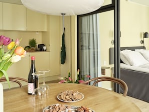 Superior One-Bedroom Apartment for 4 | 1 quarto, secretária, secretária adequada para computadores portáteis 