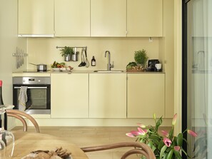 Superior One-Bedroom Apartment for 4 | Cozinha privada | Um frigorífico, um forno, uma placa de cozinha 