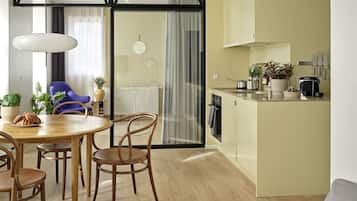 Superior One-Bedroom Apartment | 1 quarto, escrivaninha, espaço de trabalho para notebook