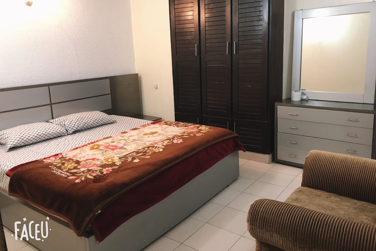 1 quarto, secretária, cortinas/cortinados opacos, quartos insonorizados