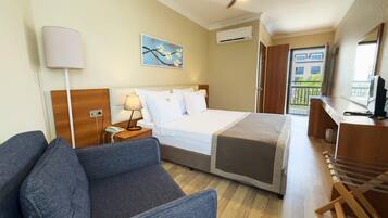Quarto standard, vista parcial para o mar | Frigobar, Wi-Fi de cortesia, roupa de cama