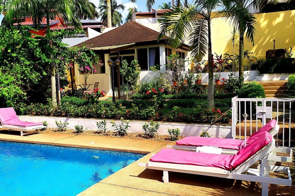 Terraço com espreguiçadeiras