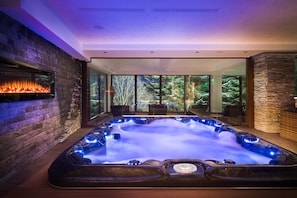 Banheira de hidromassagem interior