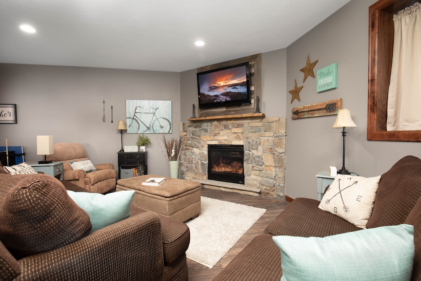 Inspirational Ranch-superbly Clean With Hot Tub!!! Lower Unit W/2 Walkout Patios - Sioux Falls, SD