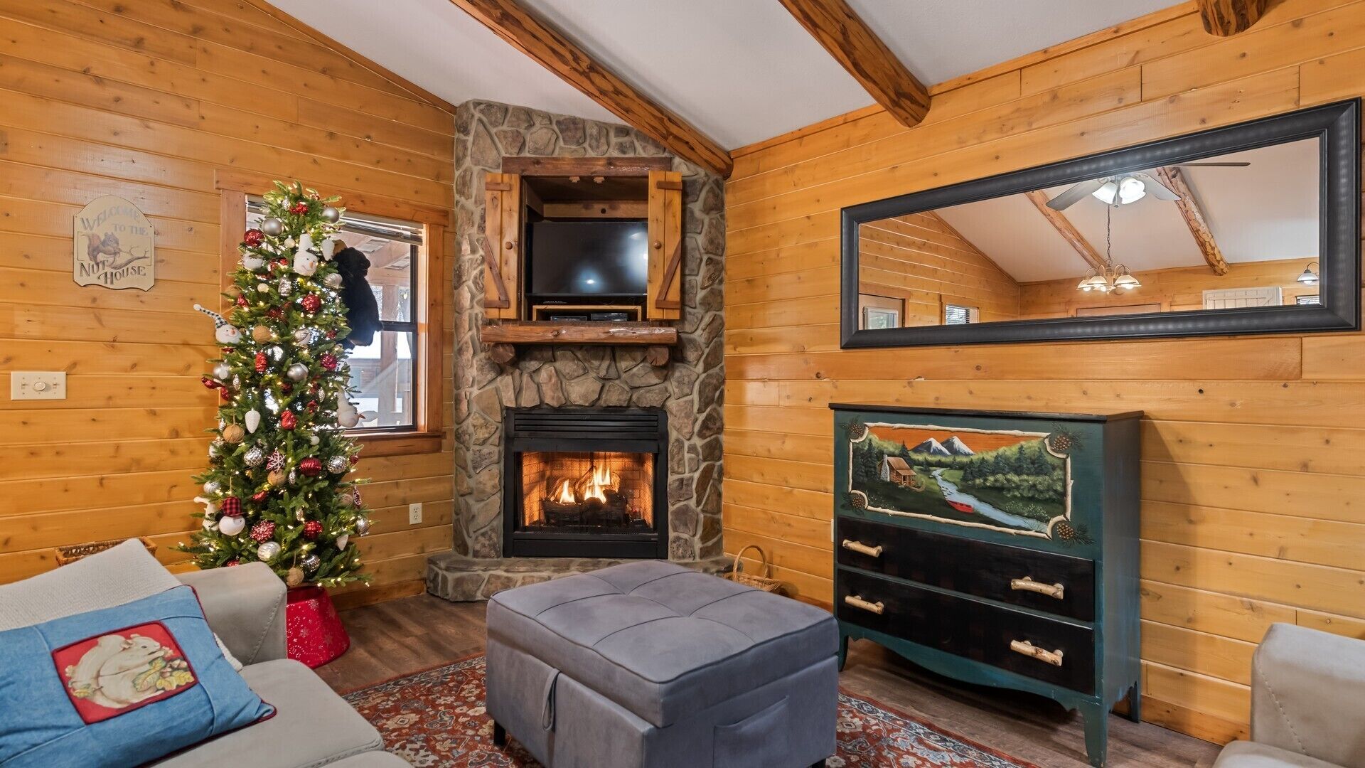 Romantic Creekside Cabin Only 3 Miles From Downton Bryson City! - Bryson City, NC