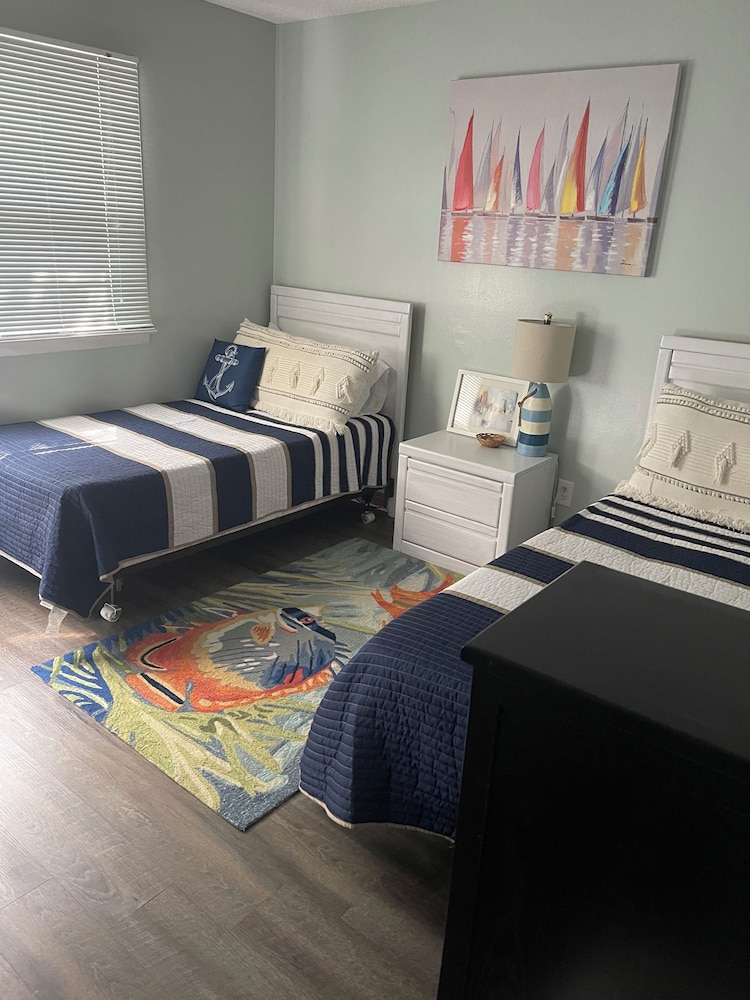 Walk To Beach / Cozy 3-bedroom /Wrap-around Deck - Atlantic Beach, NC
