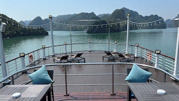 Terraço com espreguiçadeiras