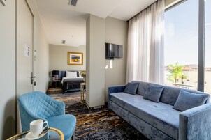 Suíte júnior, terraço, vista para a cidade | Área de estar | TV de tela plana