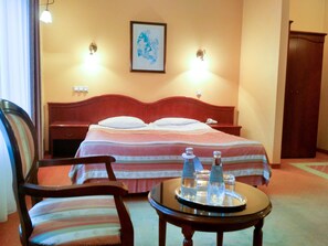 Quarto casal premium, sacada | Ferros/tábuas de passar roupa, Wi-Fi de cortesia, roupa de cama