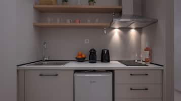Suite Júnior (Epsilon) | Cozinha privada | Minifrigorífico, uma placa de cozinha, utensílios de cozinha