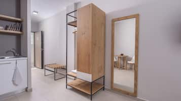 1 quarto, secretária adequada para computadores portáteis