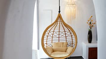 Suíte luxo, banheira de hidromassagem | 1 quarto, frigobar, cofres nos quartos, individualmente decorados