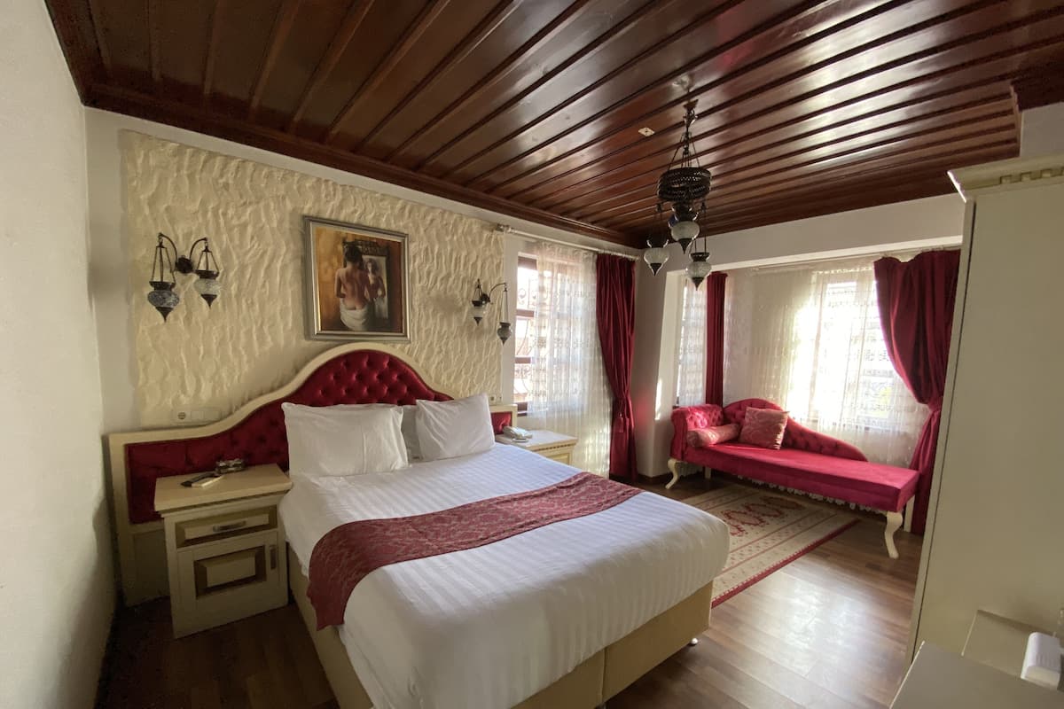 Quarto casal luxo | Roupas de cama premium, escrivaninha, Wi-Fi de cortesia, roupa de cama