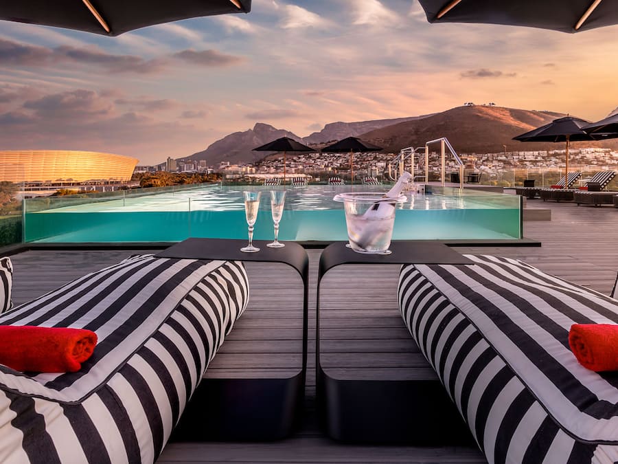 Piscina externa, guarda-sóis, espreguiçadeiras