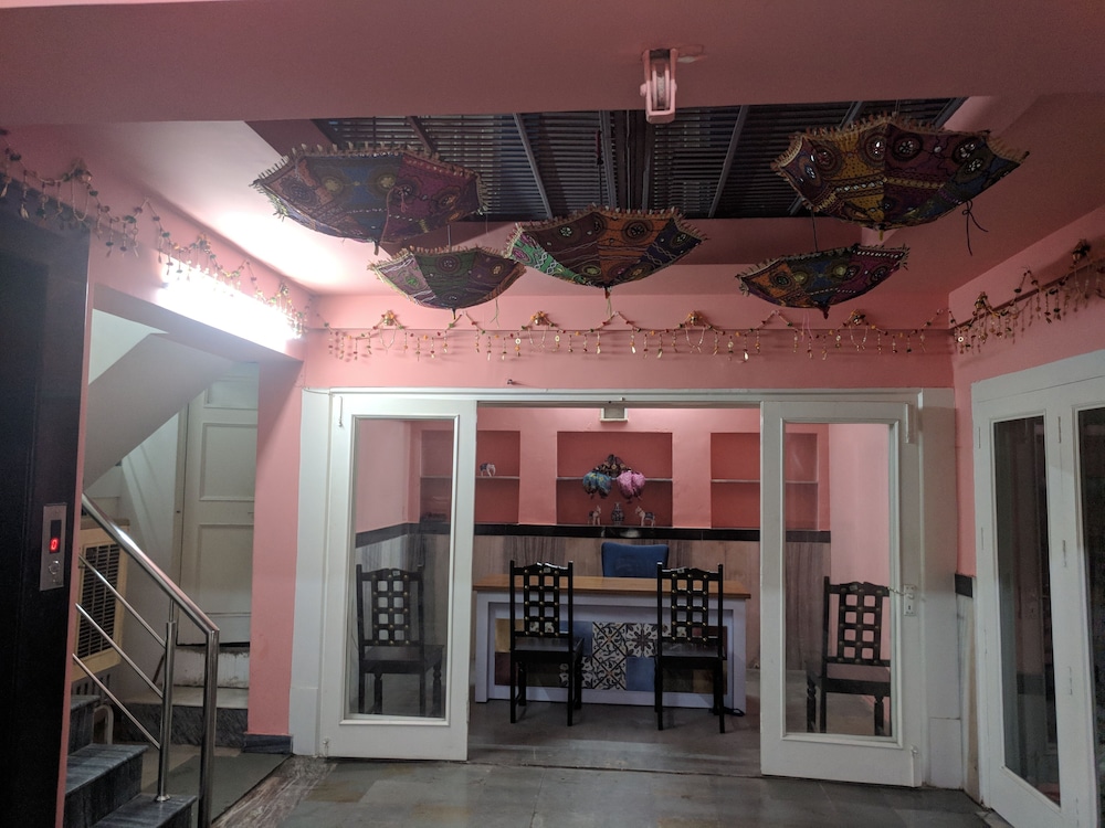 Old Traditional Heritage House With Royal Feel Located In Main Pink City - Rajasthan