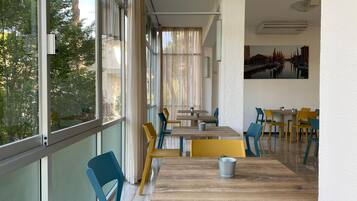 Café da manhã com buffet grátis todos os dias