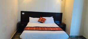 Quarto casal básico | Escrivaninha, espaço de trabalho para notebook, cortinas blackout