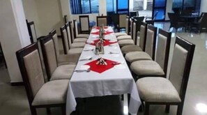 Café da manhã, almoço e jantar; local e internacional 