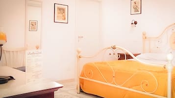 Quarto Duplo Sénior, 1 cama king-size, casa de banho anexa, vista para o mar | Roupa hipoalergénica, edredões de penas, com decoração personalizada