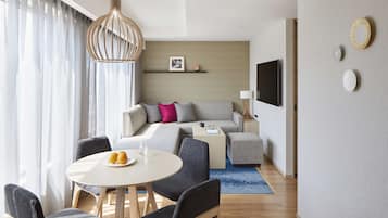 Suite, várias camas, cozinha | Roupa hipoalergénica, cofre no quarto, secretária