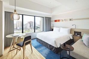 Quarto, 1 cama king-size | Roupa hipoalergénica, cofre no quarto, secretária 