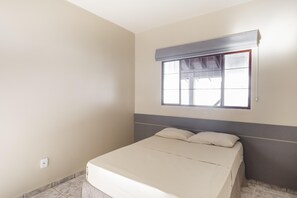 Quarto casal | Frigobar, escrivaninha, Wi-Fi de cortesia, roupa de cama