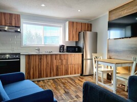 Cabana de Madeira Deluxe | Cozinha privada | Uma cafeteira/bule, uma chaleira elétrica 