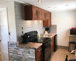 Cabana de Madeira Clássica, 1 quarto | Cozinha privada | Uma cafeteira/bule, uma chaleira elétrica 