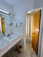 Chuveiro/banheira combinados, produtos de toalete grátis