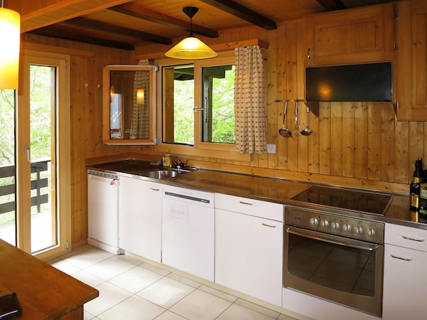 Wunderbares Alleinstehendes Ferienhaus Für 6 Leute Mit Tv, Balkon Und Parkplatz - Fiesch