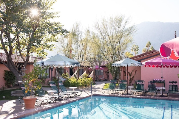 Piscina exterior, espreguiçadeiras