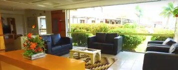 Área de estar no saguão