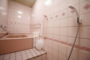 Quarto Duplo Standard | Casa de banho | Uma combinação polibã/banheira, artigos de higiene pessoal grátis 