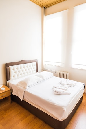 Quarto casal standard | Roupas de cama premium, escrivaninha, Wi-Fi de cortesia