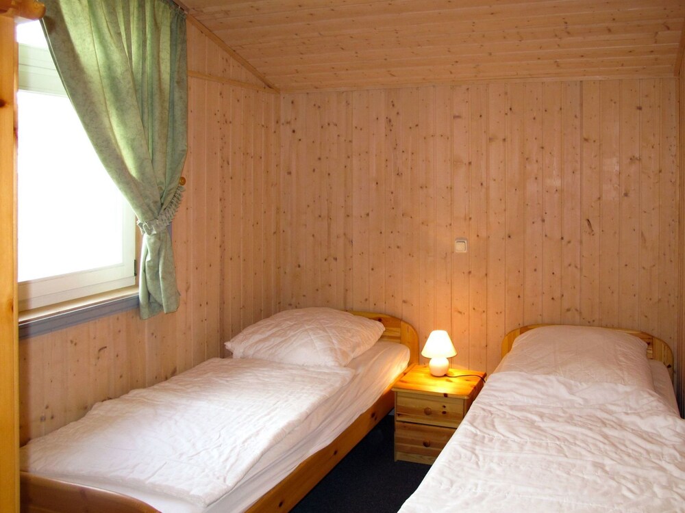 Gemütliche Wohnung In Einem Ferienhaus Für 6 Leute Mit Pool, W-lan, Tv, Terrasse Und Parkplatz - Mirow