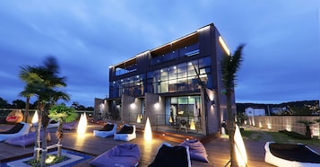Fachada do alojamento (tarde/noite)