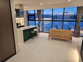 Quarto, vista para o oceano (201) | Sala de estar | TV de ecrã plano 