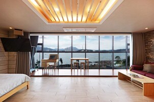 Quarto, vista para o oceano (202) | Sala de estar | TV de ecrã plano 