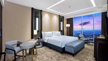 Quarto (President Suite) | Frigobar, escrivaninha, Wi-Fi de cortesia, roupa de cama