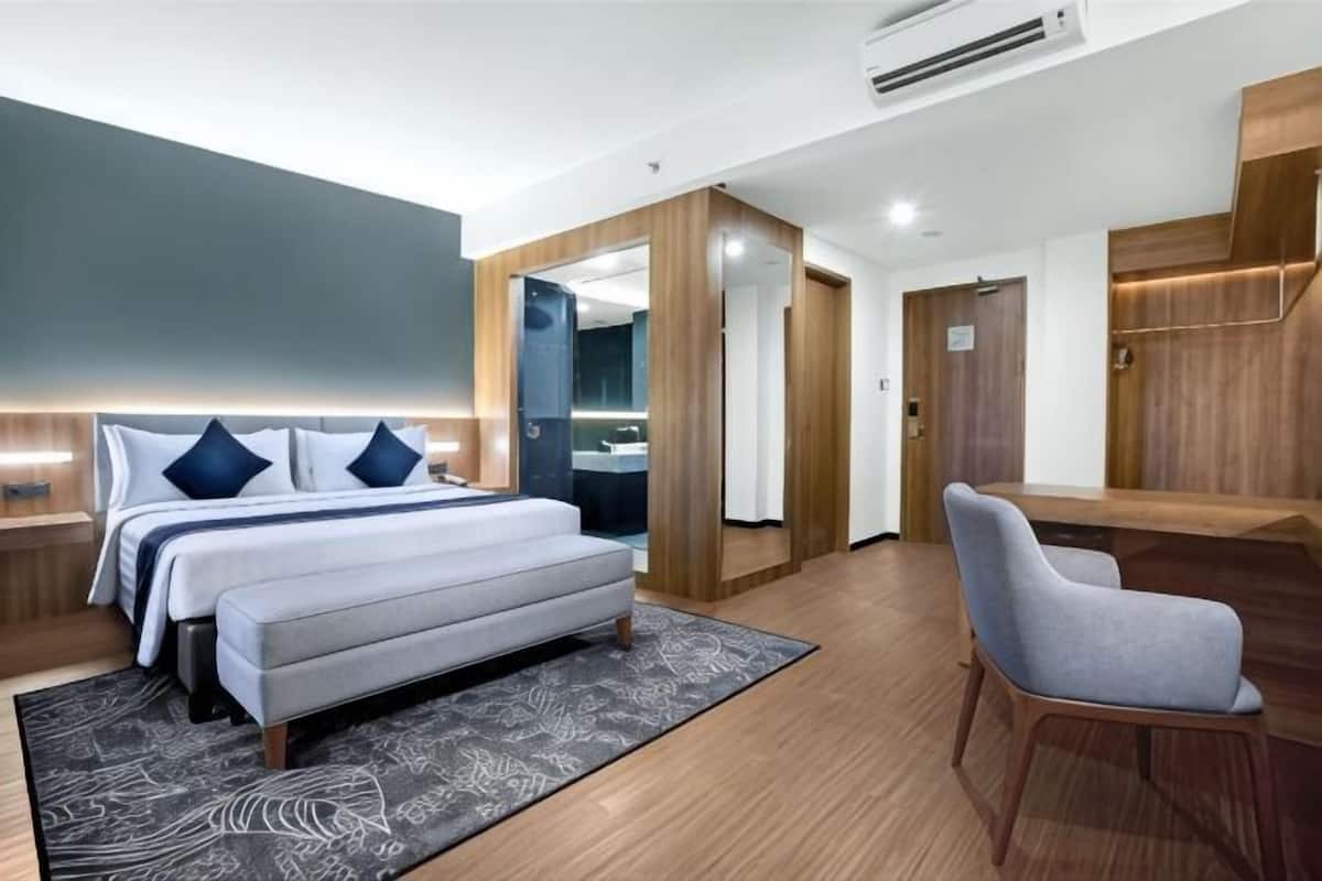 Minibar, secretária, Wi-fi grátis, roupa de cama fornecida