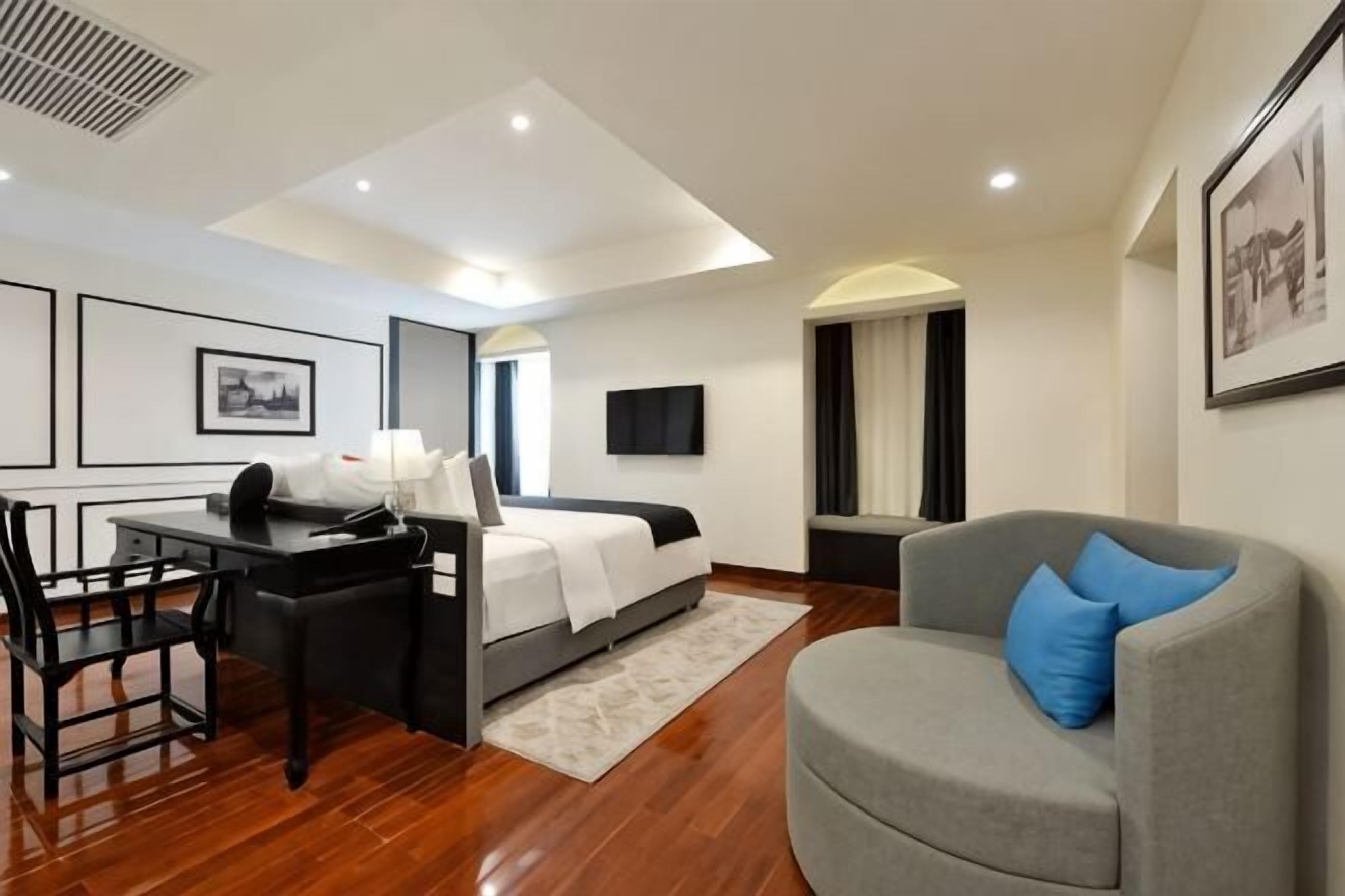 Roupas de cama premium, frigobar, cofres nos quartos, escrivaninha