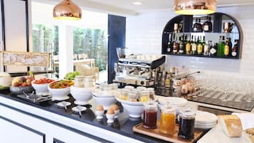 Pequeno-almoço continental diário mediante uma taxa