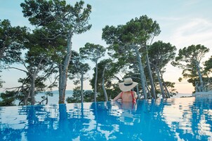 Piscina exterior sazonal, da(s) 8:00 à(s) 20:00, guarda-sóis 