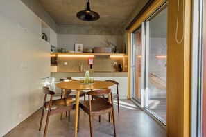 Apartamento Deluxe, 2 quartos, pátio (Private Garden) | Cozinha privada | Um frigorífico/congelador grande, um forno, uma placa de cozinha 