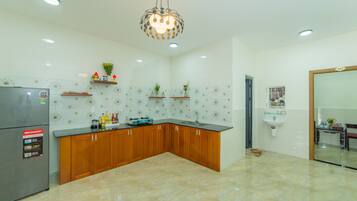 Um frigorífico, uma placa de cozinha, uma chaleira elétrica