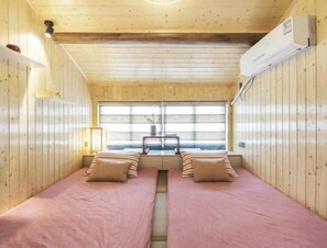 Quarto Duplo Standard | Secretária, cortinas/cortinados opacos, Wi-fi grátis 