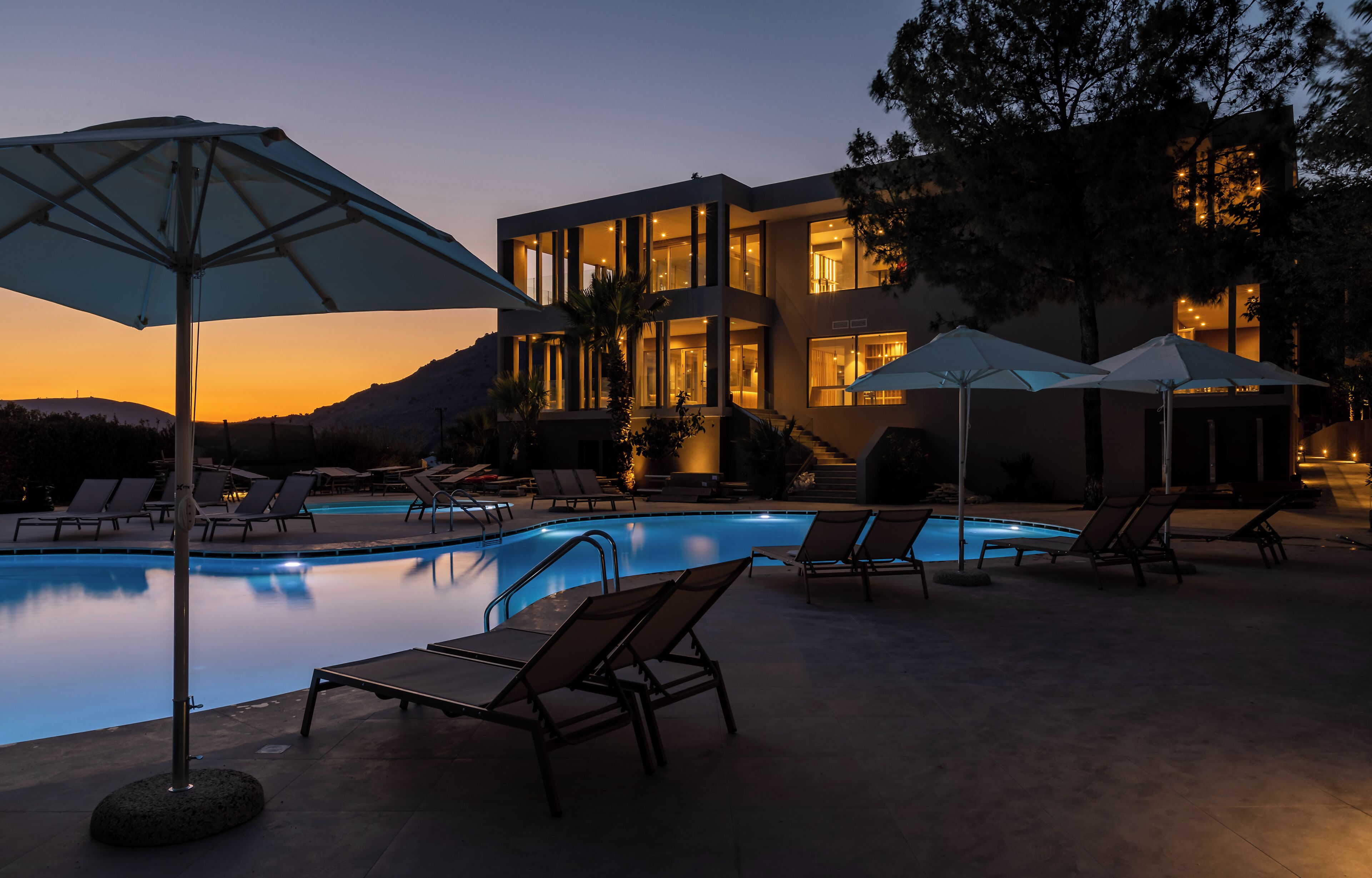 Piscina exterior sazonal, guarda-sóis, espreguiçadeiras 